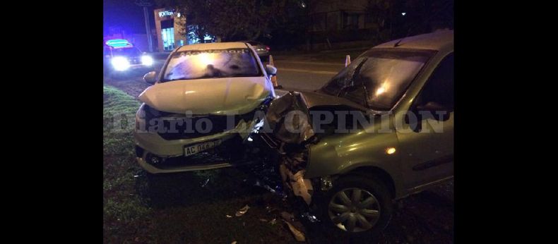 Perdió el control de su Clio e impactó contra dos autos