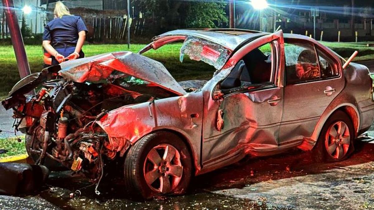 Un automovilista quedó atrapado tras chocar contra dos columnas de ...