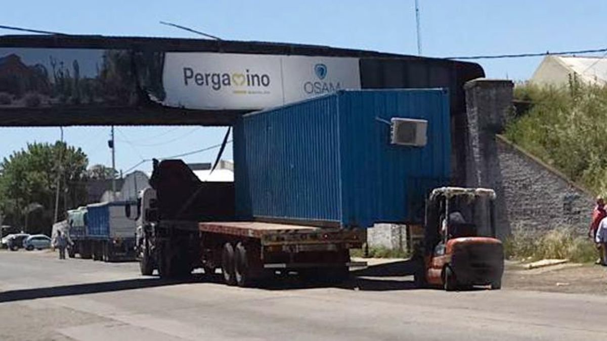 Un camión quedó trabado en el puente La Virginia
