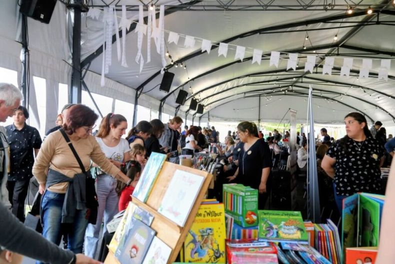 Fuerte apuesta a la cultura local, gran convocatoria en la feria Zárate Lee