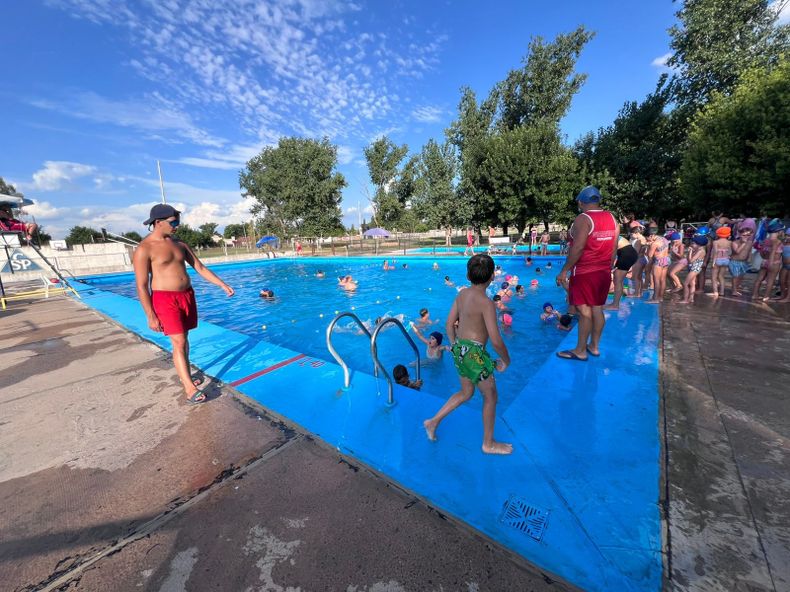 Inclusión laboral: un joven con Asperger se desempeña como ayudante de ...