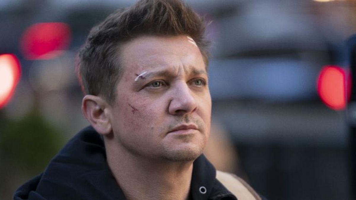 El reconocido actor Jeremy Renner fue operado tras un grave accidente