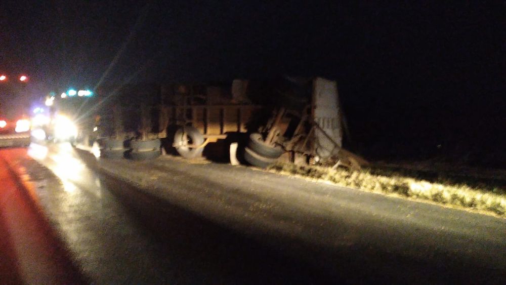 Volcó un camión con acoplado en la ruta 32 a la altura de El Socorro y ...
