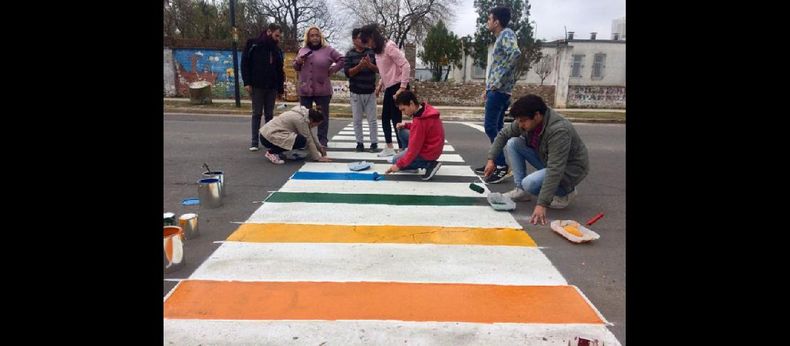 Pintaron sendas peatonales con los colores de la bandera de la Diversidad